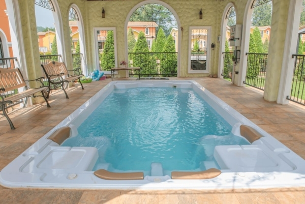 Contrast and a Stunning Focal Point with Pool Deck Pavers